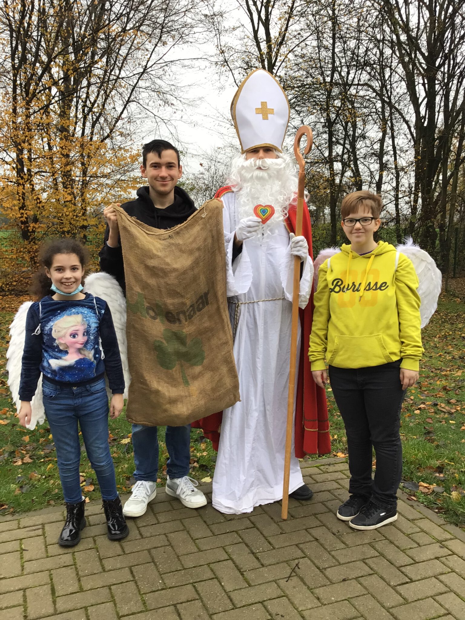 Der Nikolaus und seine Helfer*innen wünschen allen Schüler*innen einen ...